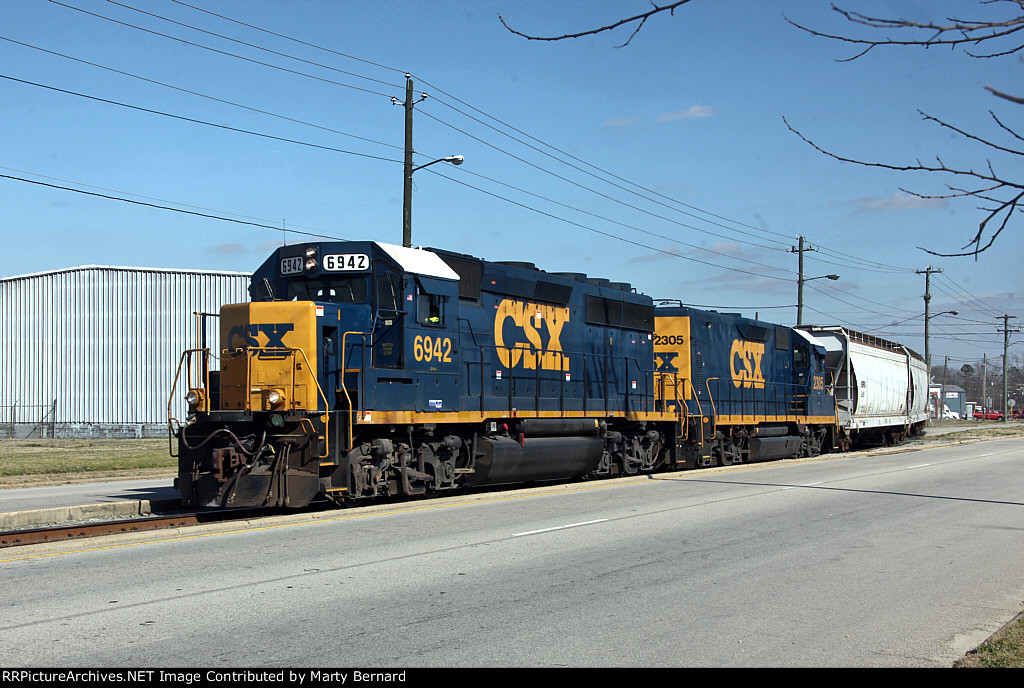 CSX 6942 and 2305 Turning on to Russell Street